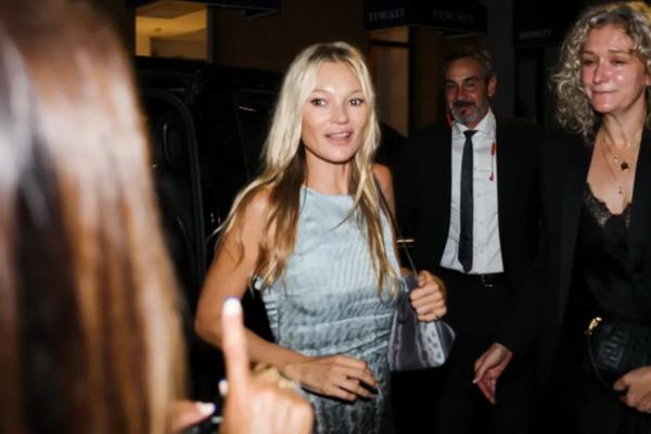 Jelang Usia 50 Tahun, Supermodel Kate Moss Akui Belum Bisa Berhenti Merokok Jelang Usia 50 Tahun, Supermodel Kate Moss Akui Belum Bisa Berhenti Merokok